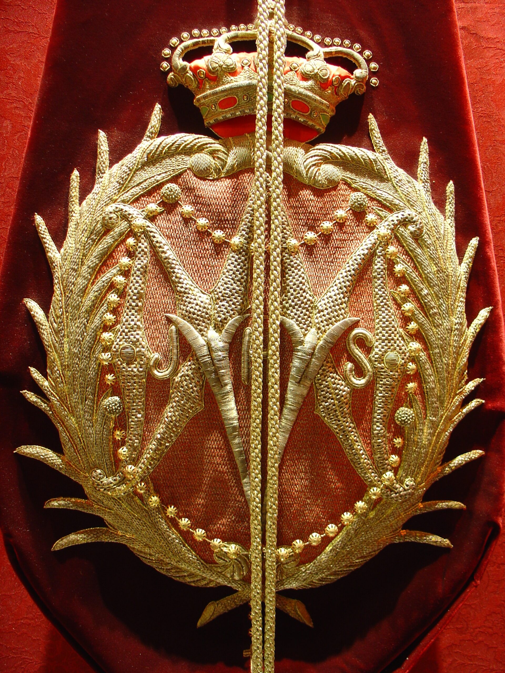 Heráldica y distintivos de la Hermandad – Hdad. del Rosario de los Humeros